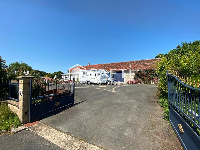 Maison à vendre - Fontenay-le-Comte - 8 pièces - 3 chambres