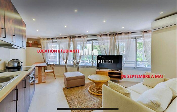 Appartement à louer - Juan-les-Pins, Antibes - 3 pièces - 2 chambres