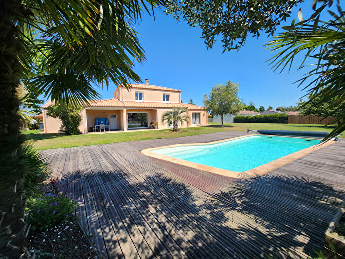 Maison 7 pièces à Saint-Jean-de-Beugné, à vendre
