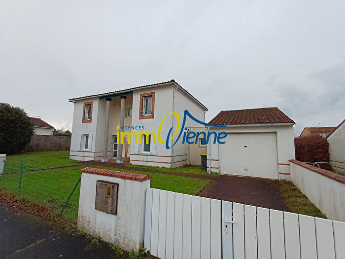 Maison à louer - Lussac-les-Châteaux - 6 pièces - 5 chambres