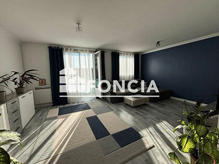 Appartement à louer - Centre Ville Est, Bourgoin-Jallieu - 3 pièces - 2 chambres