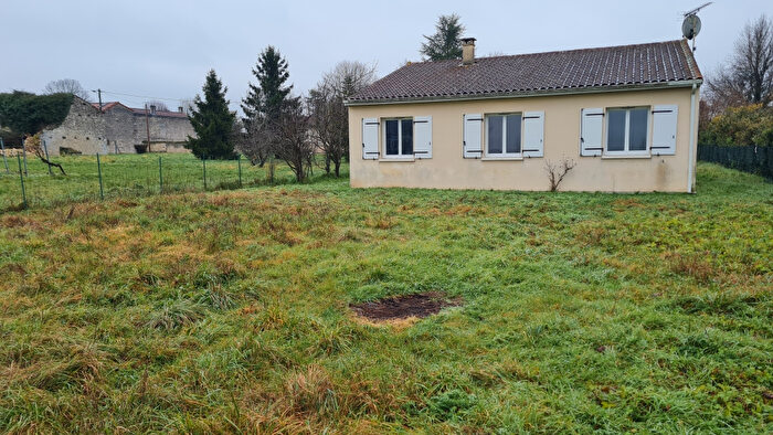 Maison à vendre - Sigogne - 4 pièces - 3 chambres