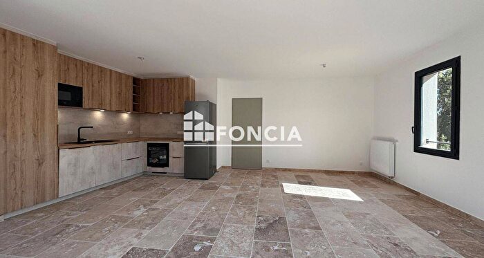 Centre Ville, Saint-Rémy-de-Provence : Appartement 3 pièces à louer