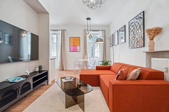 Appartement à louer - Fleurs-Gambetta, Nice - 3 pièces - 2 chambres