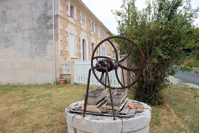 Maison à vendre - Semoussac - 7 pièces - 4 chambres