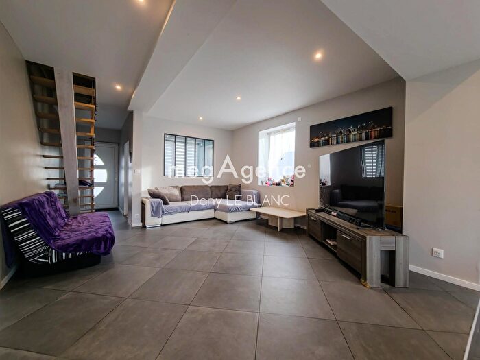 Maison à vendre - Voves - 9 pièces - 5 chambres