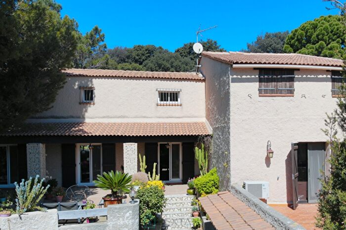 Maison à vendre - Saint-Mitre-les-Remparts - 8 pièces - 5 chambres