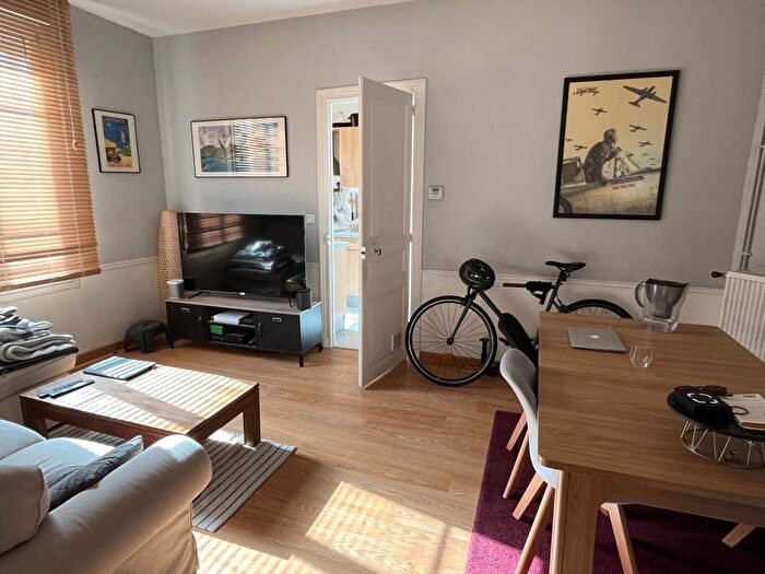 Appartement à louer - Cernay Jamin-Jean Jaurès-Epinettes, Reims - 3 pièces - 2 chambres