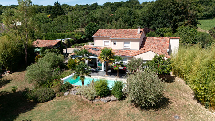 Maison à vendre - Vouneuil-sur-Vienne - 9 pièces - 5 chambres