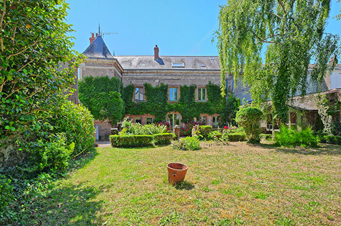 Maison à vendre - Vihiers - 12 pièces - 7 chambres