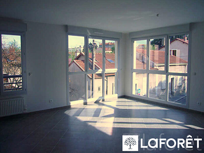 Appartement à louer - Oullins, Centre-ville - 3 pièces - 2 chambres