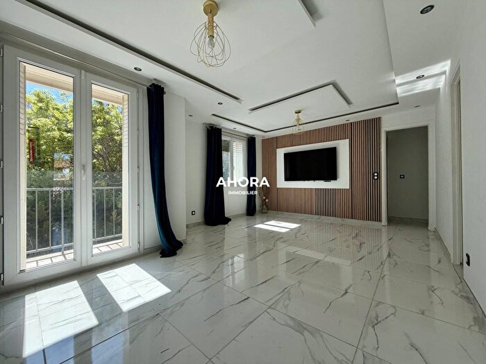 Appartement à louer - Marseille ème arrondissement - 4 pièces - 3 chambres