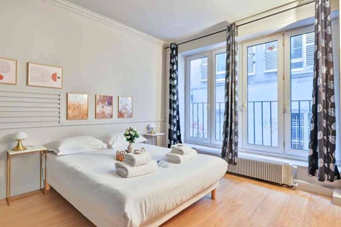 Porte Saint Denis-Paradis, Paris 10ème arrondissement : Appartement 3 pièces à louer
