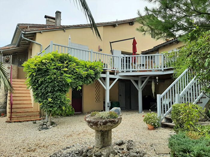 Maison à vendre - Aubeterre-sur-Dronne - 4 pièces - 2 chambres