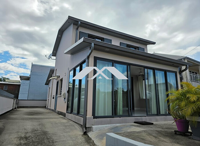 Maison à vendre - Saint-Pierre, Basse Terre les Bas, Basse Terre les Hauts, Les Casernes - 4 pièces - 3 chambres