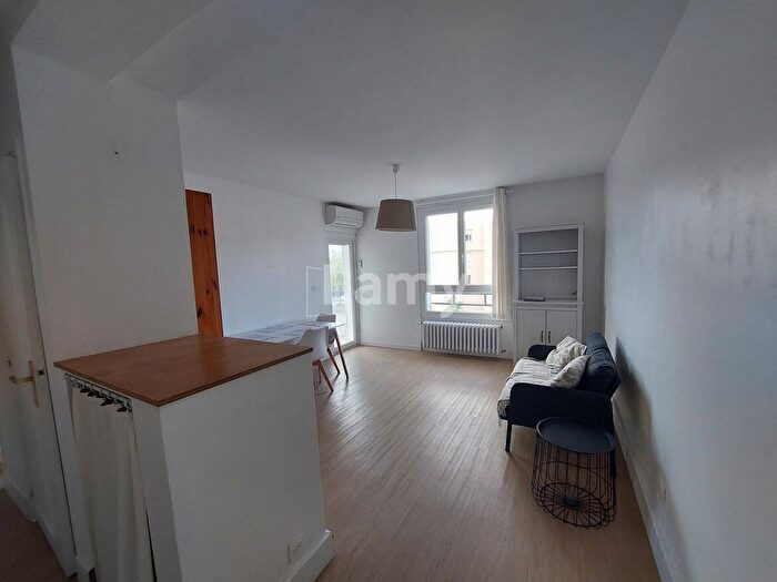 Appartement à louer - Jardins de la Fontaine, Nîmes - 3 pièces