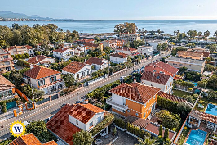 Maison à vendre - Villeneuve-Loubet, Plage - 6 pièces - 4 chambres