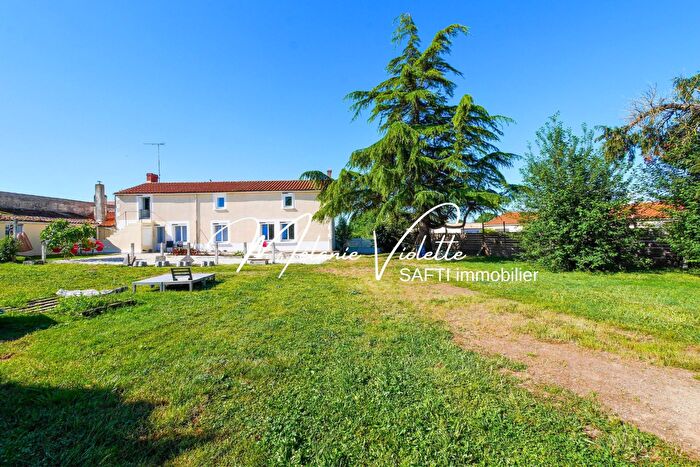 Maison 9 pièces à Les Magnils-Reigniers, à vendre