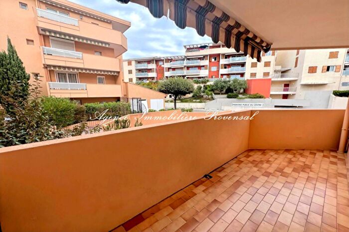 Appartement à louer - Ville-Les Saquedes-Le Bouillonnet, Sainte-Maxime - 1 pièce