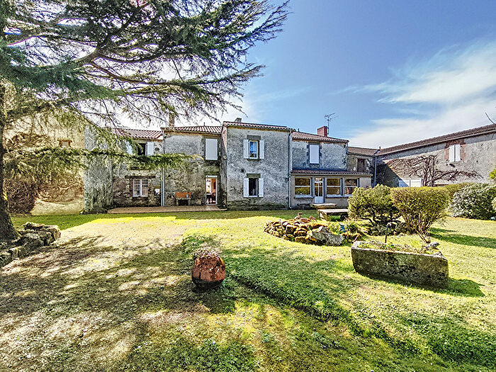 Maison 8 pièces à Beaufou, à vendre