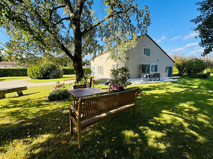 Maison à vendre - Saint-Julien-lArs - 11 pièces - 7 chambres