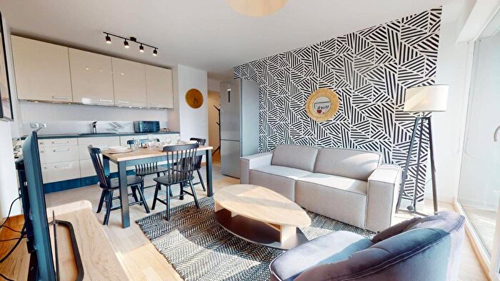 Appartement à louer - Petit Colombes-Charles de Gaulle - 5 pièces - 4 chambres