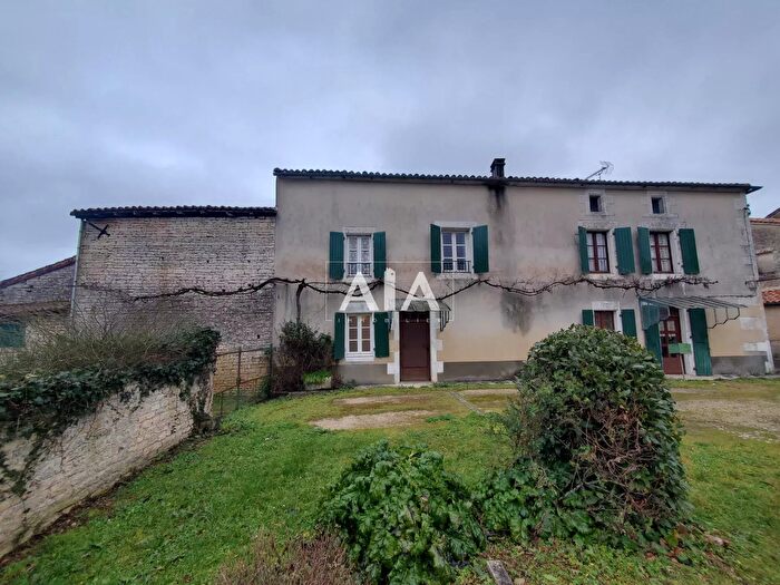 Maison à vendre - Aunac - 8 pièces - 5 chambres