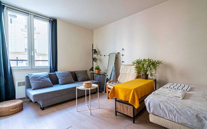 Faubourg du Temple-Hôpital Saint Louis, Paris 10ème arrondissement : Appartement 1 pièce à louer