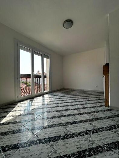 Saint-Cyprien, Village, Zone d'Activité : Appartement 3 pièces à louer