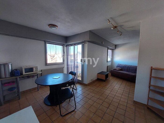 Appartement à louer - Esplanade, Nîmes - 1 pièce