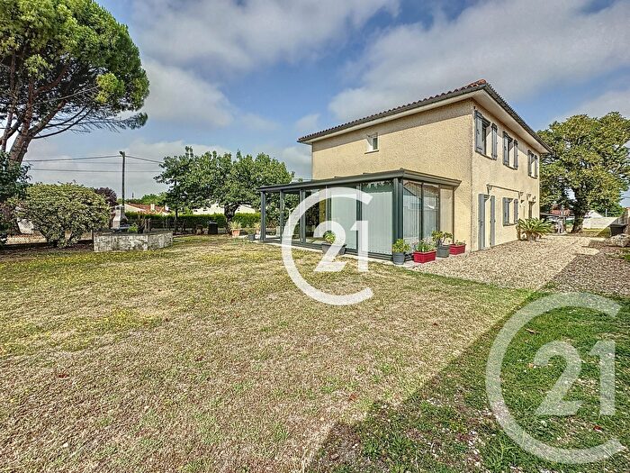 Maison à vendre - Châteaubernard - 6 pièces - 5 chambres