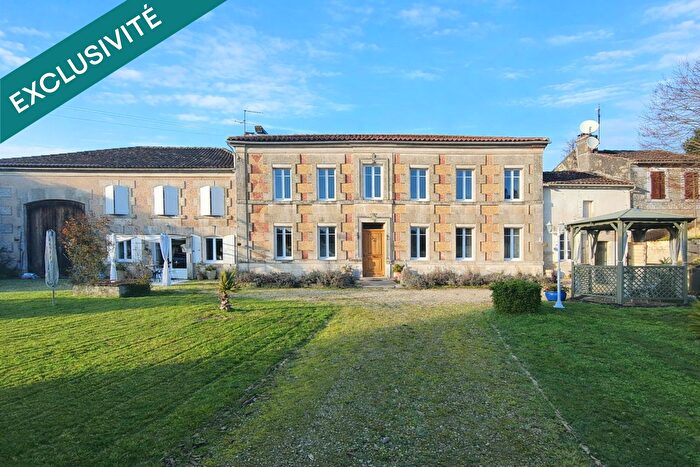 Maison à vendre - Louzac-Saint-André - 10 pièces - 7 chambres
