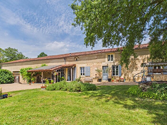 Maison 16 pièces à Montbron, à vendre