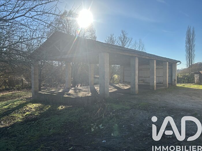 Maison à vendre - Montmoreau-Saint-Cybard - 5 pièces - 3 chambres