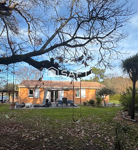 Maison à vendre - Saint-Laurent-dArce - 6 pièces - 3 chambres