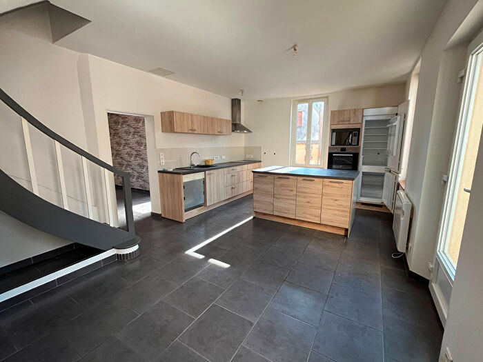 Maison 4 pièces à Château-Renard, à vendre