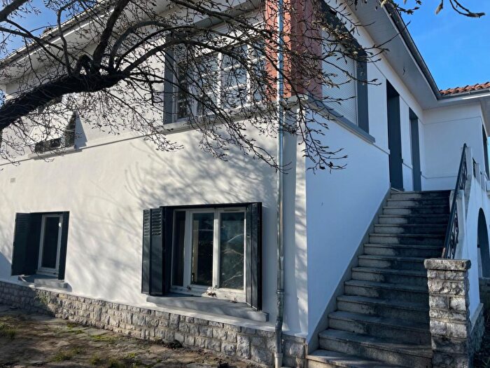 Maison à vendre - Oloron-Sainte-Marie - 7 pièces - 5 chambres