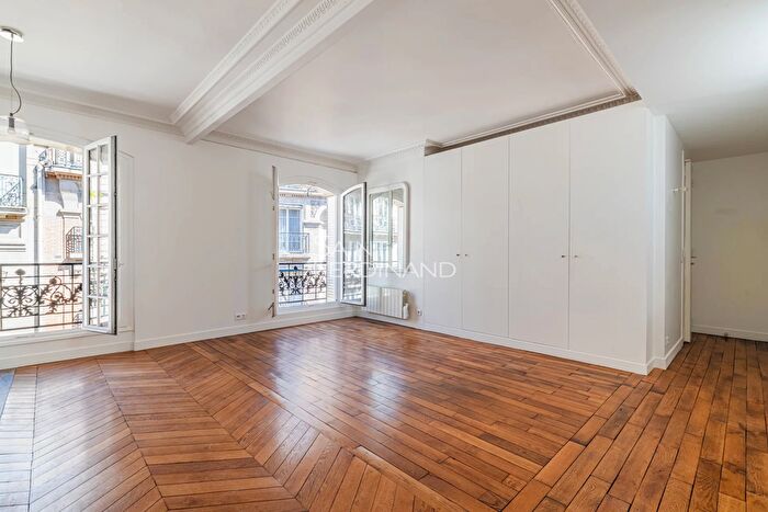 Paris 18ème, Grandes Carrières, Clichy : Appartement 3 pièces à vendre