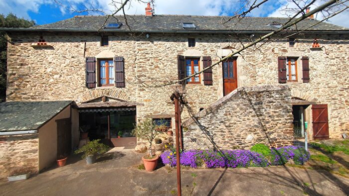 Maison à vendre - La Salvetat-Peyralès - 8 pièces - 4 chambres
