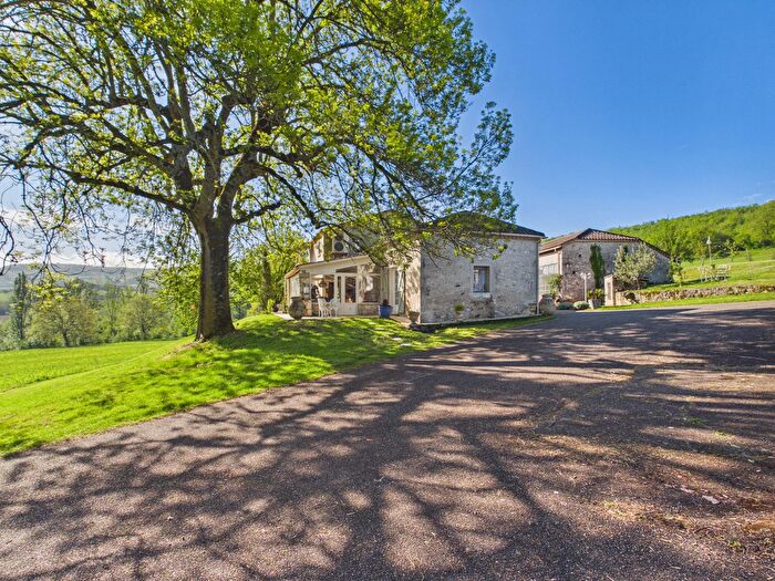 Maison à vendre - Penne-dAgenais - 8 pièces - 4 chambres