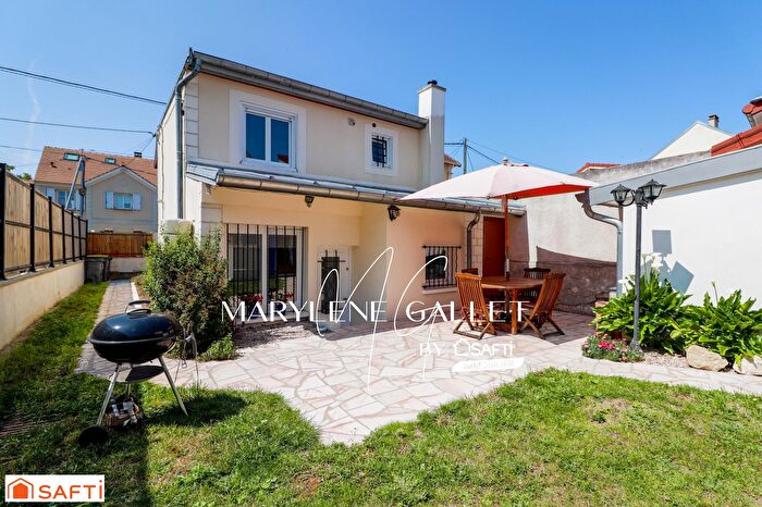 Maison 6 pièces à Achères, Centre-ville, Cité de la Barricade, à vendre