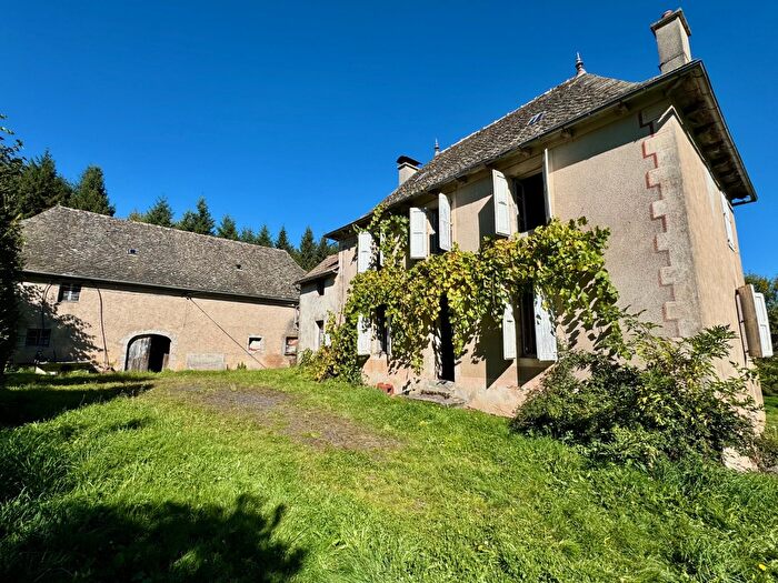 Maison à vendre - Montsalvy - 6 pièces - 3 chambres