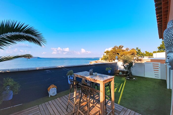 Maison à vendre - Saint-Mitre-les-Remparts - 6 pièces - 5 chambres