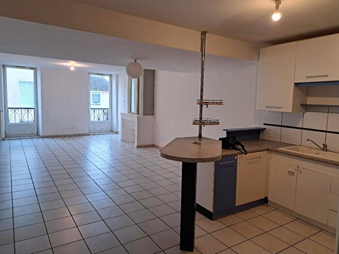 Appartement à louer - Toul, Centre-ville - 4 pièces - 3 chambres