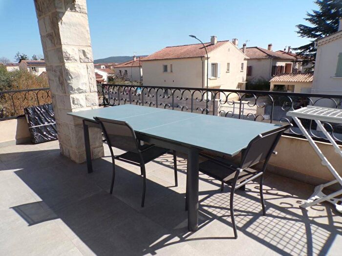 Maison à louer - La Tour-dAigues - 6 pièces - 4 chambres