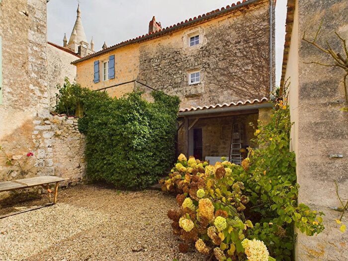 Maison à vendre - Villebois-Lavalette - 3 pièces - 3 chambres