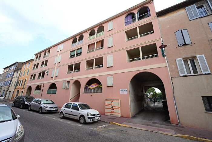 Appartement à louer - Partie Sud-Collet-Redon-Vauses-Testavins, Le Muy - 2 pièces - 1 chambre