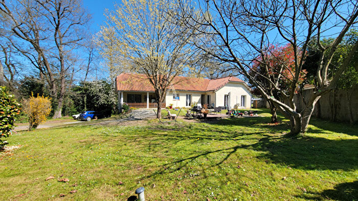 Maison à vendre - Saint-Armou - 7 pièces - 6 chambres
