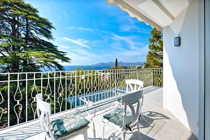 Appartement à louer - Croix des Gardes, Cannes - 4 pièces - 3 chambres