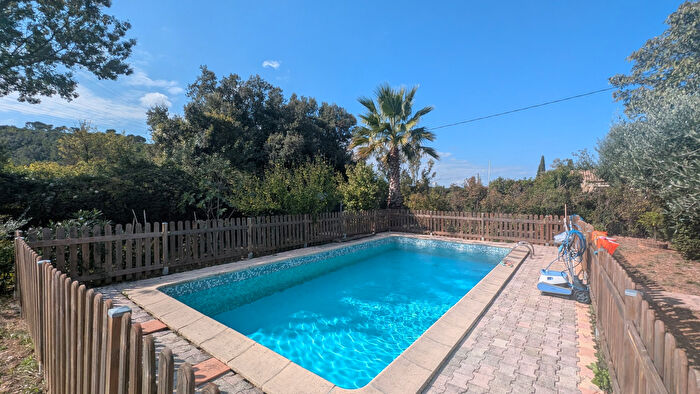 Maison à vendre - Sainte-Anastasie-sur-Issole - 5 pièces - 3 chambres